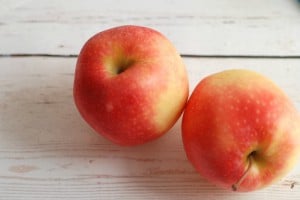 A Clever Way To Pack Apples in Lunch Boxes