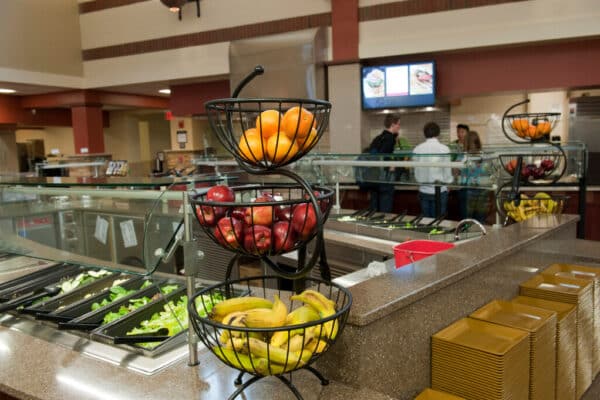 College Cafeteria Advice From a Dietitian-Mom
