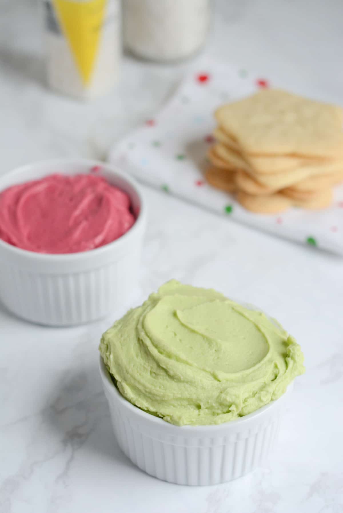 How to Make Natural Colored Frosting in Red & Green