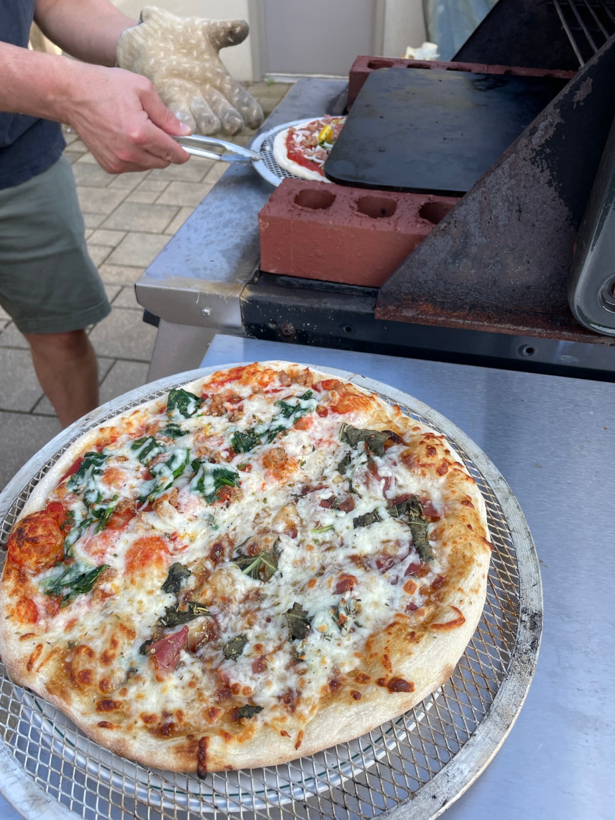 How to Make a Pizza Grill With Your Gas Grill